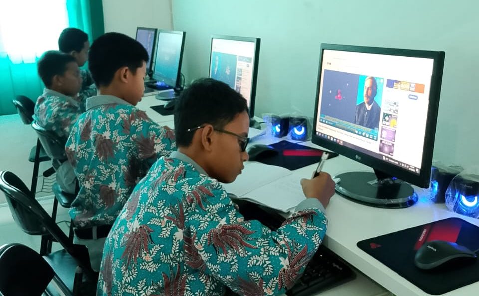 Laboratorium Maya : Ikhtiar Pesantren Al-Madani Sinjai untuk ...